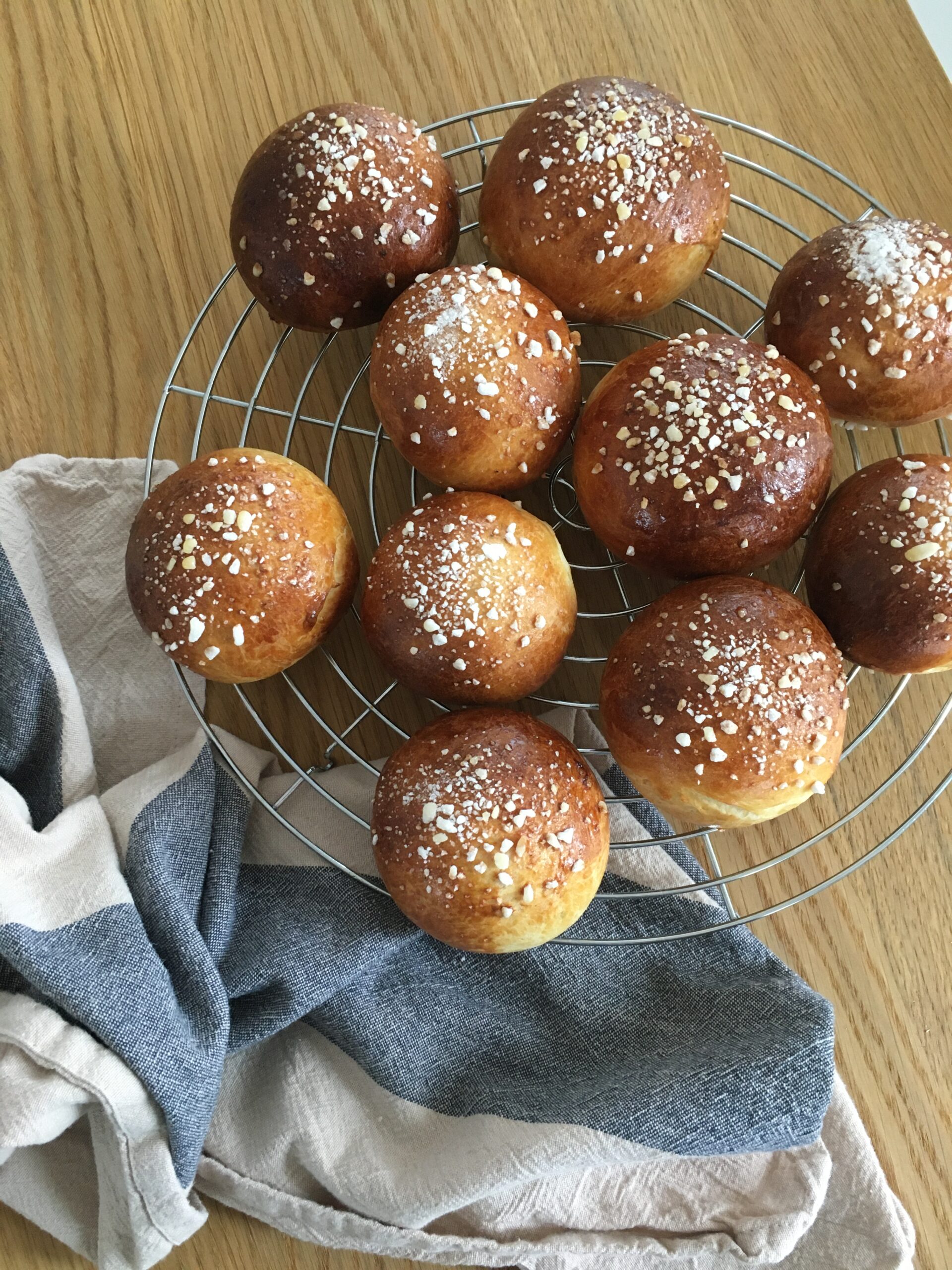 Pulla - Cardamom-Spiced Sweet Buns | yksi